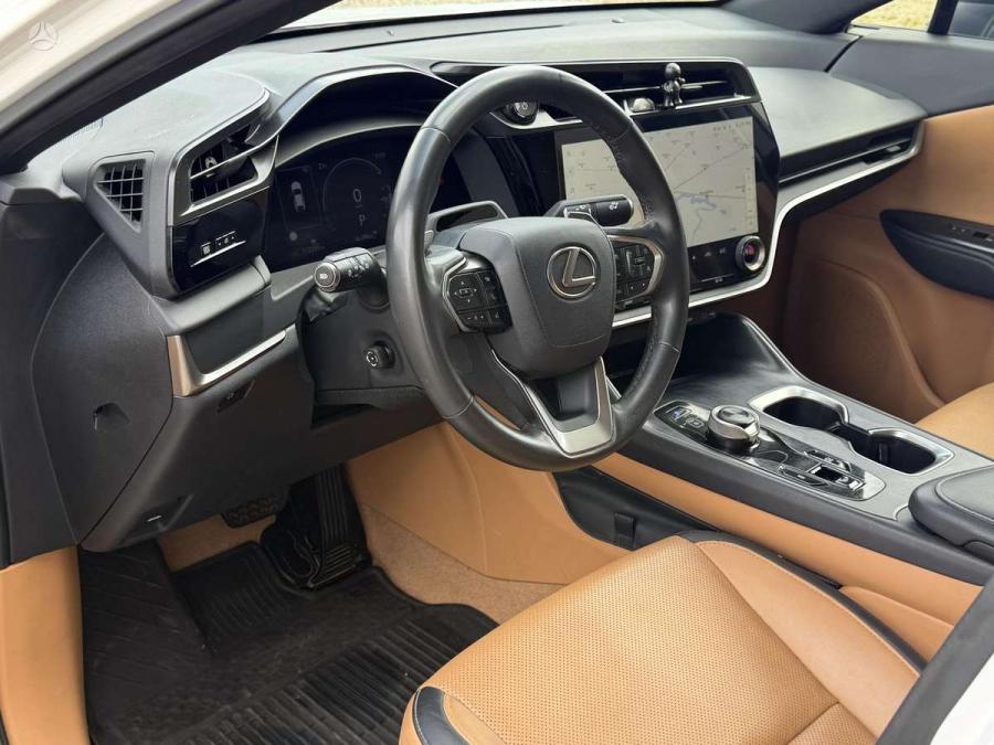 Balts Lexus RZ 450e 2024 Kauņa, ar dzinēja tilpumu 0.00 L un nobraukumu 112 tūkst. km par 31500 €, foto 12 vietnē AUTOMOTO.COM.LV