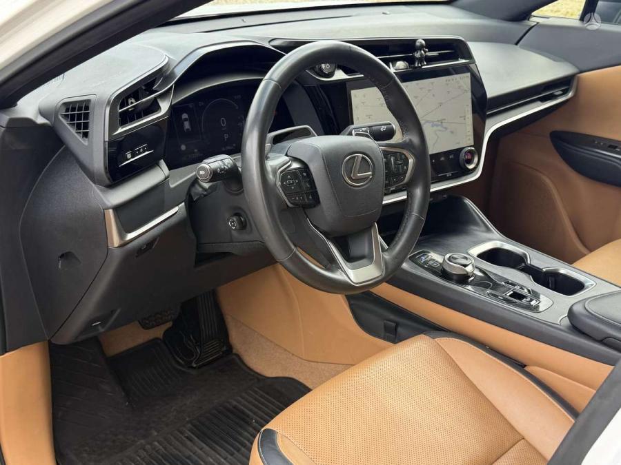 Белый Лексус RZ 450e 2024 в Каунас, объемом двигателя 0.00 л и пробегом 112 тыс. км за 39325 €, фото 12 на AUTOMOTO.COM.LV