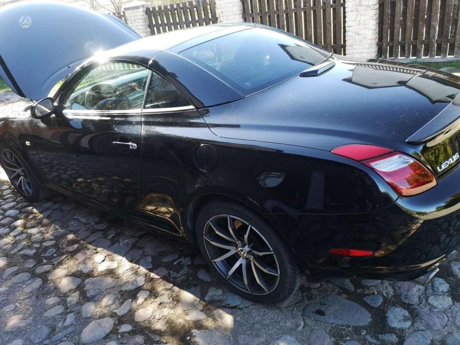 Black Lexus SC 430 2007 in Vilnius, with an engine capacity of 4.29 L and mileage of 133 thousand km for 12750 €, photo 6 on AUTOMOTO.COM.LV