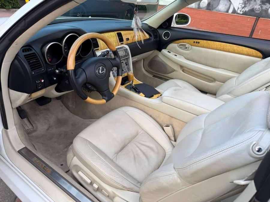 White Lexus SC 430 2003 in Vilnius, with an engine capacity of 4.29 L and mileage of 48 thousand km for 14500 €, photo 9 on AUTOMOTO.COM.LV