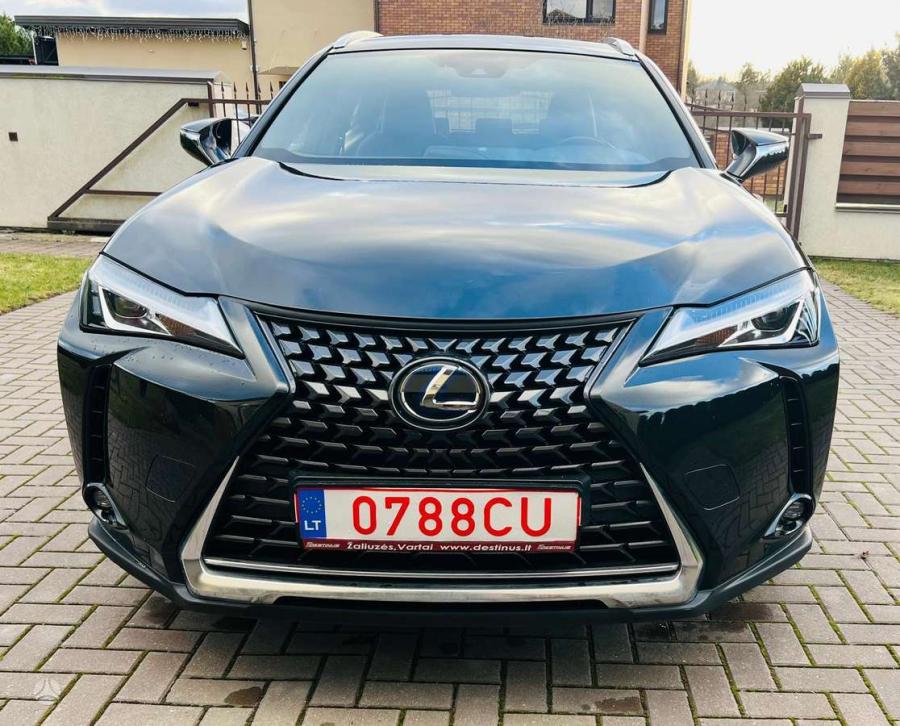 Black Lexus UX 250h 2019 in Kaunas, with an engine capacity of 1.99 L and mileage of 134 thousand km for 19999 €, photo 4 on AUTOMOTO.COM.LV
