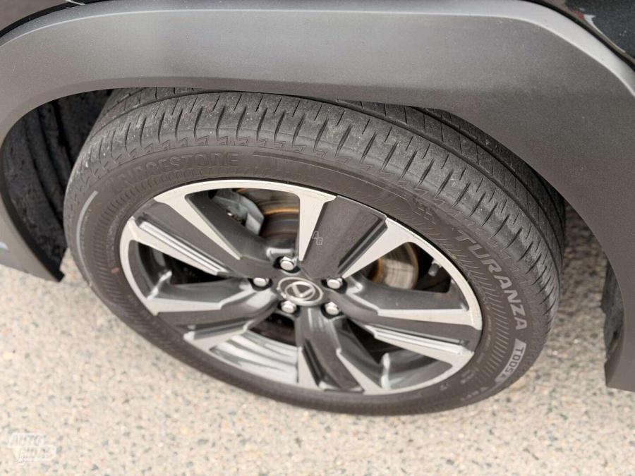 Black Lexus UX 250h 2019 in Vilnius, with an engine capacity of 2.00 L and mileage of 135 thousand km for 22950 €, photo 10 on AUTOMOTO.COM.LV