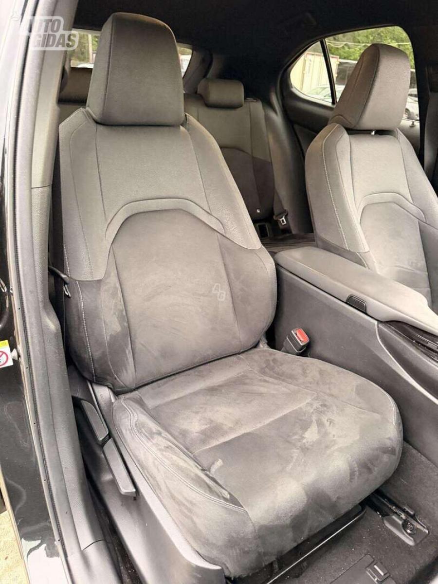 Black Lexus UX 250h 2019 in Vilnius, with an engine capacity of 2.00 L and mileage of 135 thousand km for 22950 €, photo 16 on AUTOMOTO.COM.LV