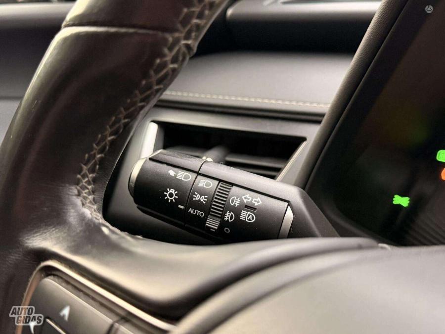 Black Lexus UX 250h 2019 in Vilnius, with an engine capacity of 2.00 L and mileage of 135 thousand km for 22950 €, photo 22 on AUTOMOTO.COM.LV