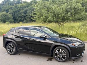 Black Lexus UX 250h 2019 in Vilnius, with an engine capacity of 1.99 L and mileage of 135 thousand km for 22500 €, photo 5 on AUTOMOTO.COM.LV