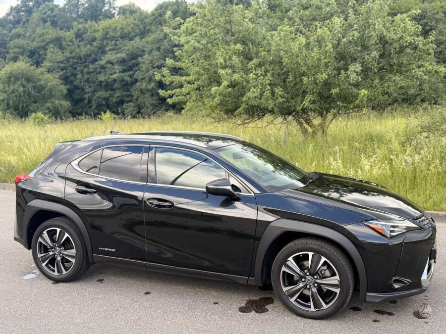 Black Lexus UX 250h 2019 in Vilnius, with an engine capacity of 1.99 L and mileage of 135 thousand km for 22500 €, photo 5 on AUTOMOTO.COM.LV