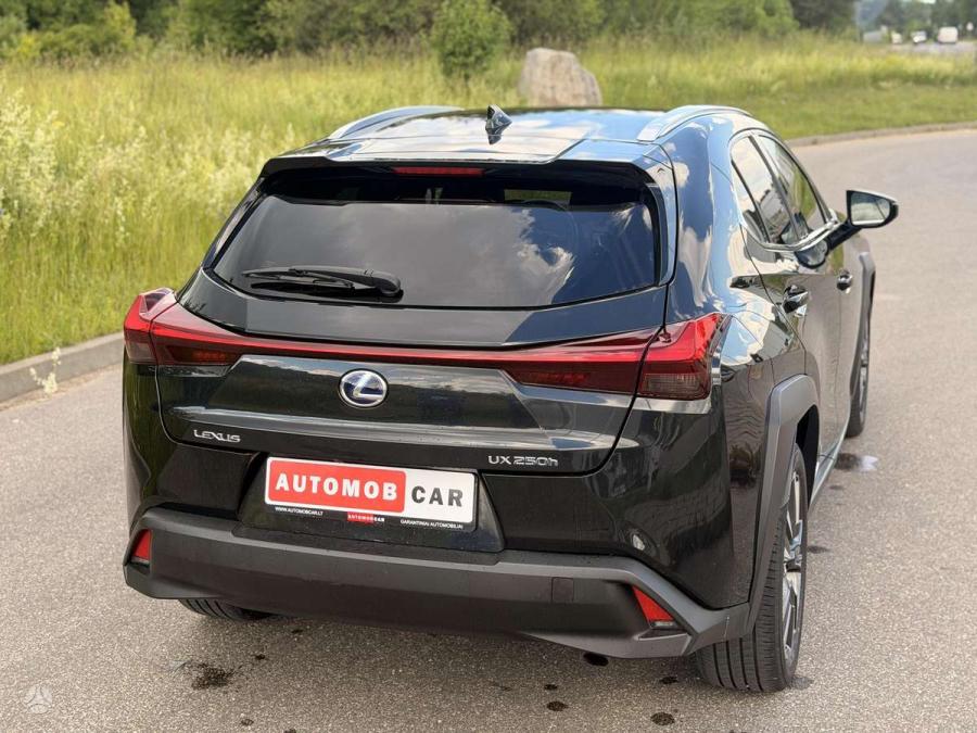 Black Lexus UX 250h 2019 in Vilnius, with an engine capacity of 1.99 L and mileage of 135 thousand km for 22500 €, photo 7 on AUTOMOTO.COM.LV