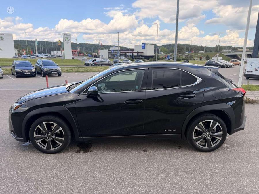 Black Lexus UX 250h 2019 in Vilnius, with an engine capacity of 1.99 L and mileage of 135 thousand km for 22500 €, photo 11 on AUTOMOTO.COM.LV