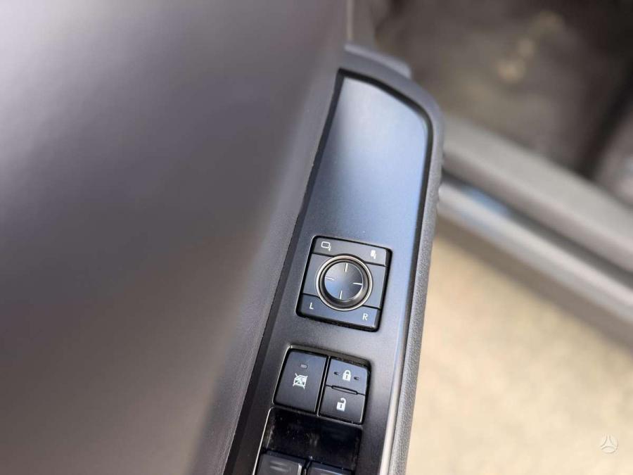 Black Lexus UX 250h 2019 in Vilnius, with an engine capacity of 1.99 L and mileage of 135 thousand km for 22500 €, photo 14 on AUTOMOTO.COM.LV