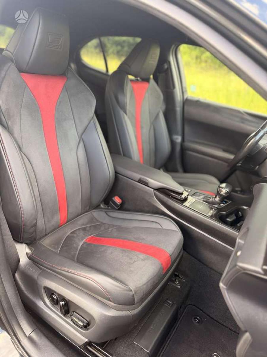 Black Lexus UX 250h 2019 in Vilnius, with an engine capacity of 1.99 L and mileage of 135 thousand km for 22500 €, photo 20 on AUTOMOTO.COM.LV