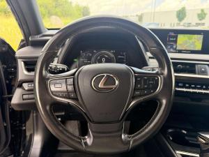 Black Lexus UX 250h 2019 in Vilnius, with an engine capacity of 1.99 L and mileage of 135 thousand km for 22500 €, photo 24 on AUTOMOTO.COM.LV