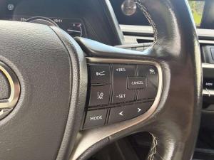 Black Lexus UX 250h 2019 in Vilnius, with an engine capacity of 1.99 L and mileage of 135 thousand km for 22500 €, photo 26 on AUTOMOTO.COM.LV