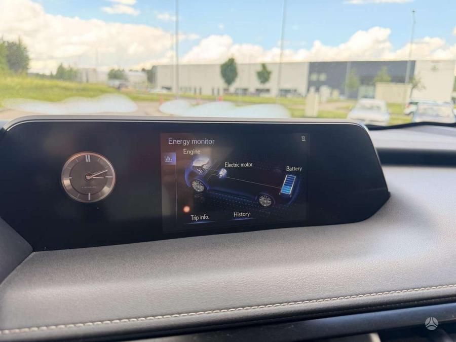 Black Lexus UX 250h 2019 in Vilnius, with an engine capacity of 1.99 L and mileage of 135 thousand km for 22500 €, photo 28 on AUTOMOTO.COM.LV