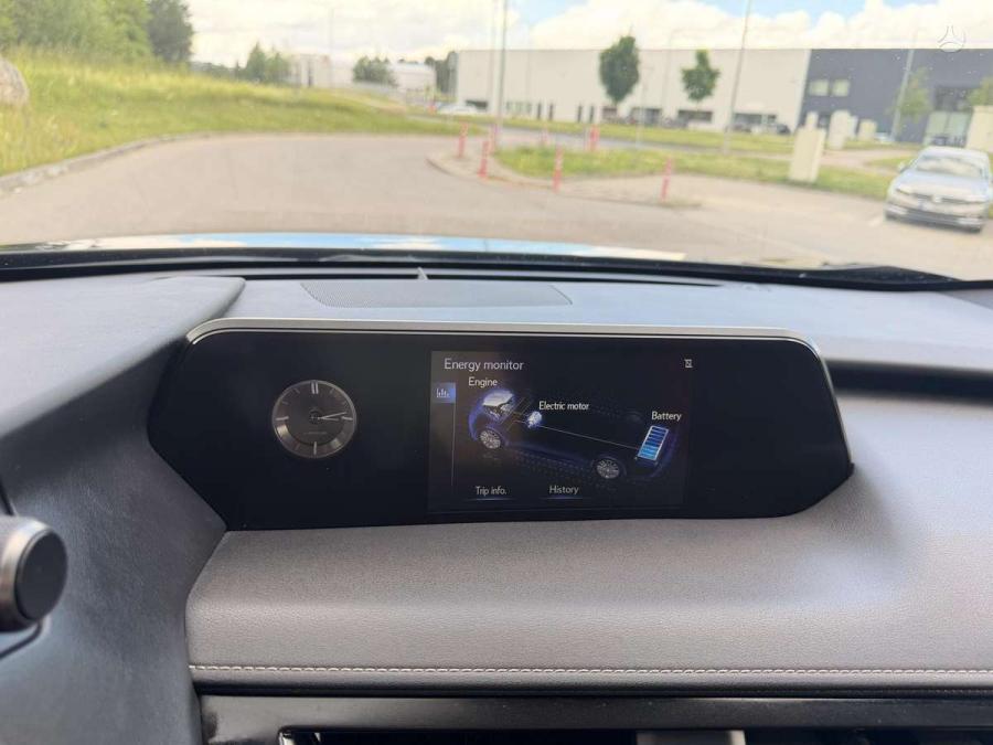 Black Lexus UX 250h 2019 in Vilnius, with an engine capacity of 1.99 L and mileage of 135 thousand km for 22500 €, photo 31 on AUTOMOTO.COM.LV