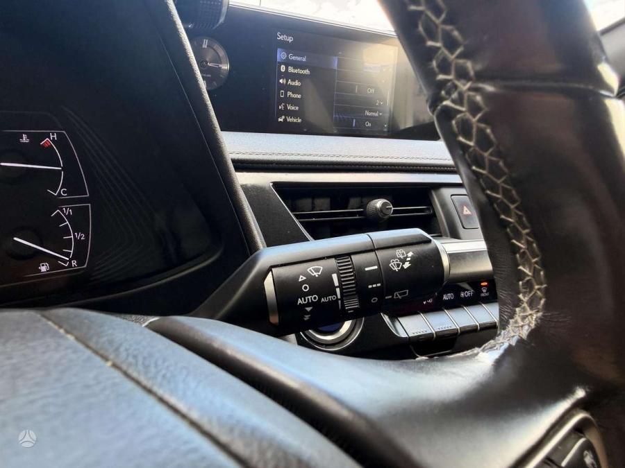 Black Lexus UX 250h 2019 in Vilnius, with an engine capacity of 1.99 L and mileage of 135 thousand km for 22500 €, photo 38 on AUTOMOTO.COM.LV