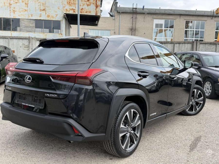 Black Lexus UX 250h 2019 in Vilnius, with an engine capacity of 1.99 L and mileage of 72 thousand km for 22900 €, photo 9 on AUTOMOTO.COM.LV