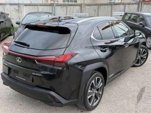 Black Lexus UX 250h 2019 in Vilnius, with an engine capacity of 1.99 L and mileage of 72 thousand km for 22900 €, photo 10 on AUTOMOTO.COM.LV