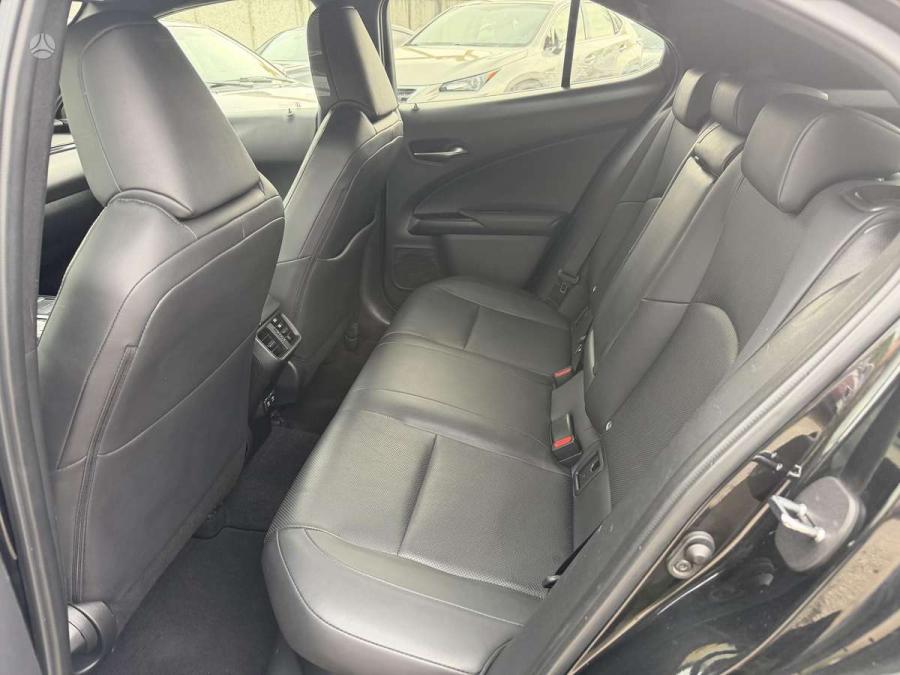 Black Lexus UX 250h 2019 in Vilnius, with an engine capacity of 1.99 L and mileage of 72 thousand km for 22900 €, photo 15 on AUTOMOTO.COM.LV