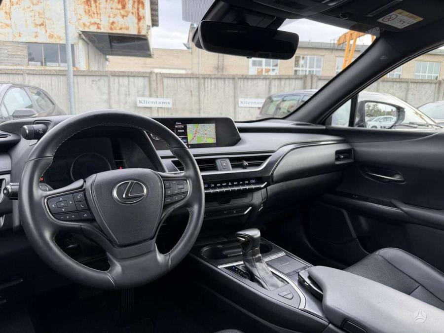 Black Lexus UX 250h 2019 in Vilnius, with an engine capacity of 1.99 L and mileage of 72 thousand km for 22900 €, photo 16 on AUTOMOTO.COM.LV