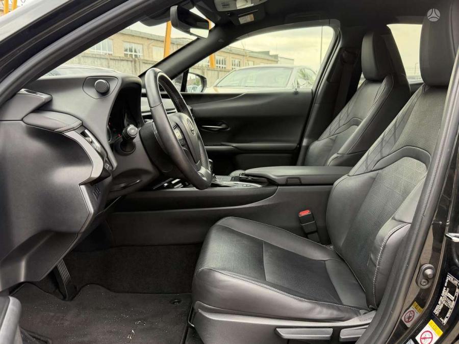 Black Lexus UX 250h 2019 in Vilnius, with an engine capacity of 1.99 L and mileage of 72 thousand km for 22900 €, photo 21 on AUTOMOTO.COM.LV
