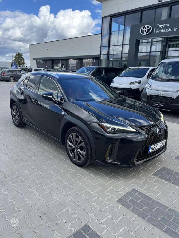 Black Lexus UX 250h 2019 in Kaunas, with an engine capacity of 1.99 L and mileage of 160 thousand km for 21300 €, photo 1 on AUTOMOTO.COM.LV
