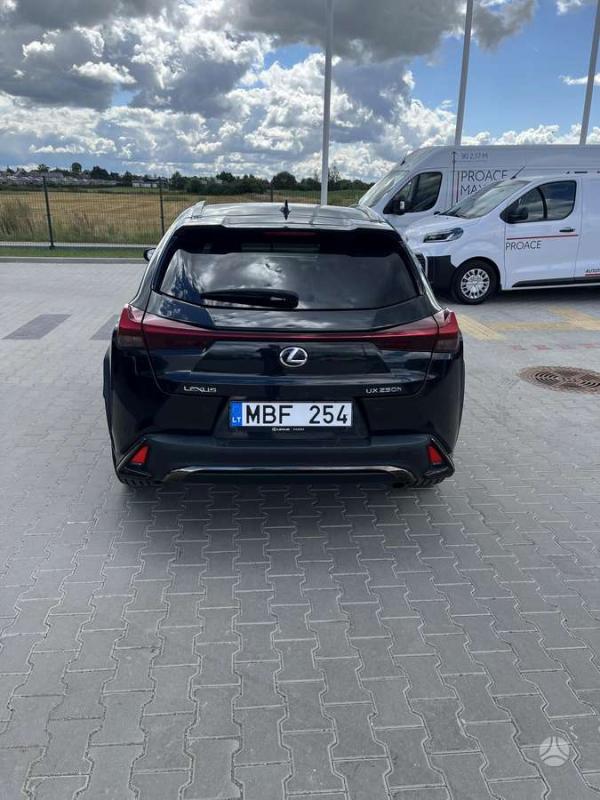 Black Lexus UX 250h 2019 in Kaunas, with an engine capacity of 1.99 L and mileage of 160 thousand km for 21300 €, photo 5 on AUTOMOTO.COM.LV