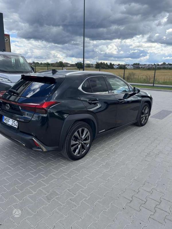 Black Lexus UX 250h 2019 in Kaunas, with an engine capacity of 1.99 L and mileage of 160 thousand km for 21300 €, photo 6 on AUTOMOTO.COM.LV