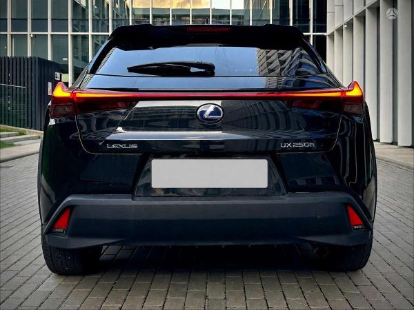 Black Lexus UX 250h 2019 in Vilnius, with an engine capacity of 2.00 L and mileage of 110 thousand km for 23870 €, photo 3 on AUTOMOTO.COM.LV