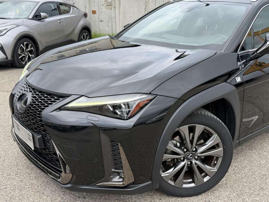 Black Lexus UX 250h 2019 in Vilnius, with an engine capacity of 1.99 L and mileage of 63 thousand km for 23700 €, photo 5 on AUTOMOTO.COM.LV