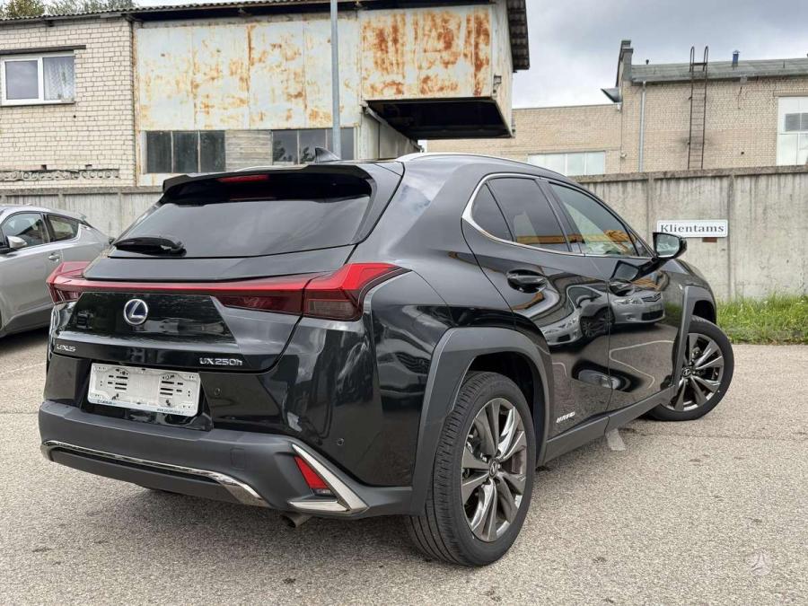 Black Lexus UX 250h 2019 in Vilnius, with an engine capacity of 1.99 L and mileage of 63 thousand km for 23700 €, photo 10 on AUTOMOTO.COM.LV