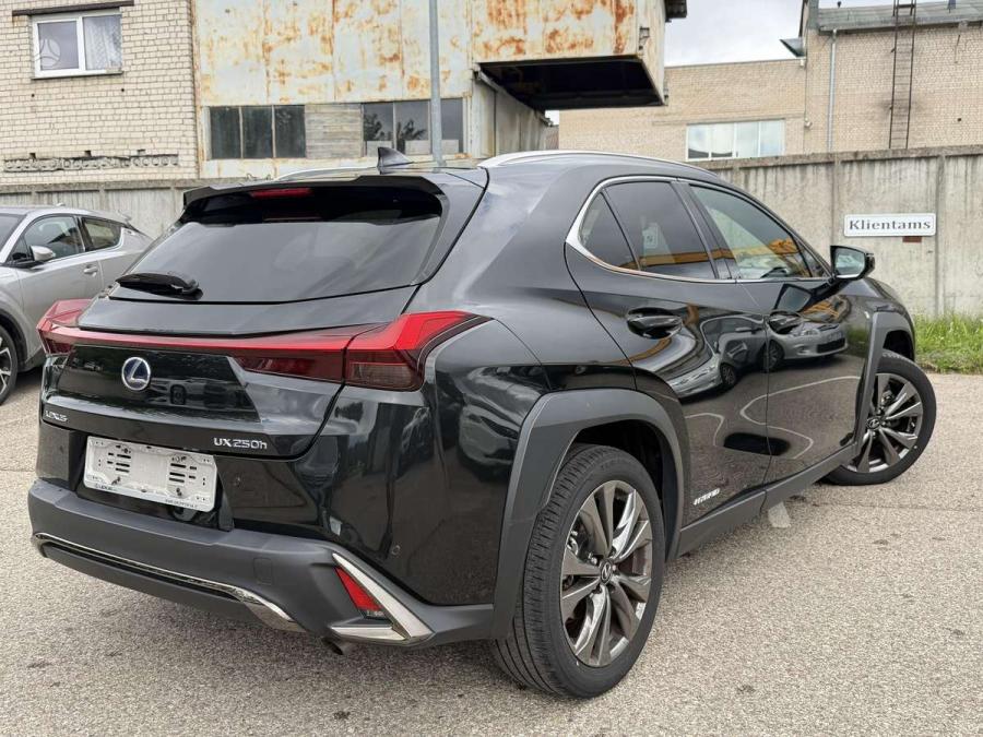 Black Lexus UX 250h 2019 in Vilnius, with an engine capacity of 1.99 L and mileage of 63 thousand km for 23700 €, photo 11 on AUTOMOTO.COM.LV