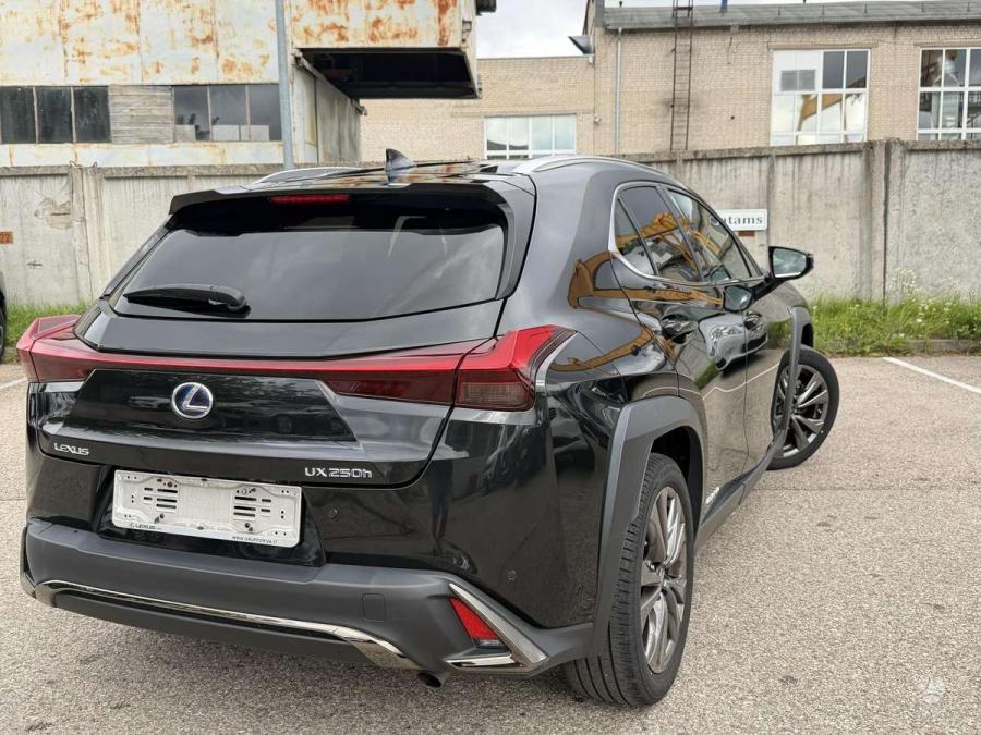 Black Lexus UX 250h 2019 in Vilnius, with an engine capacity of 1.99 L and mileage of 63 thousand km for 23700 €, photo 12 on AUTOMOTO.COM.LV