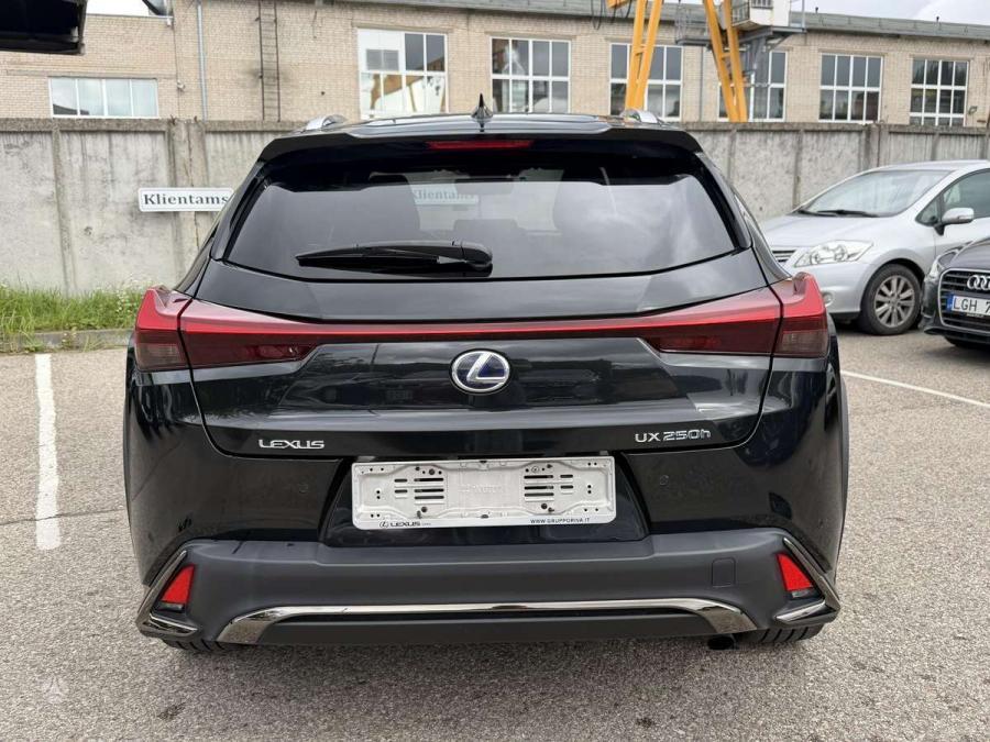 Black Lexus UX 250h 2019 in Vilnius, with an engine capacity of 1.99 L and mileage of 63 thousand km for 23700 €, photo 13 on AUTOMOTO.COM.LV