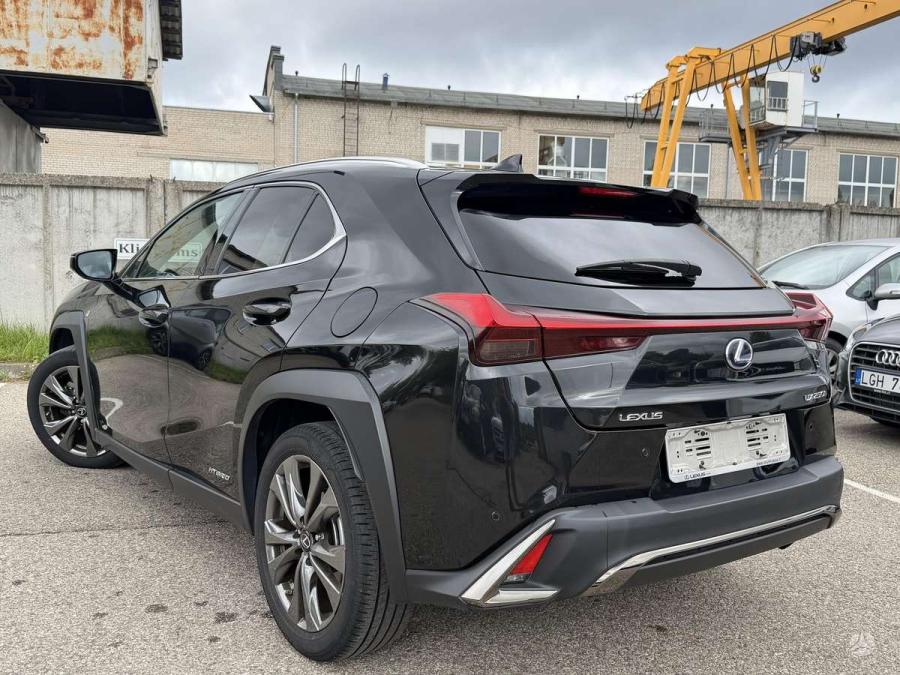Black Lexus UX 250h 2019 in Vilnius, with an engine capacity of 1.99 L and mileage of 63 thousand km for 23700 €, photo 14 on AUTOMOTO.COM.LV