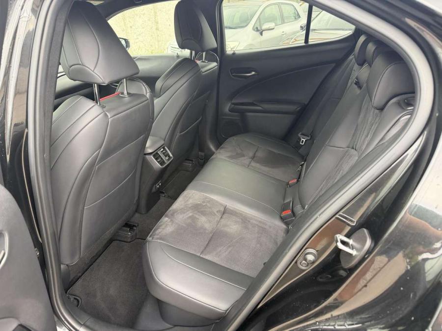 Black Lexus UX 250h 2019 in Vilnius, with an engine capacity of 1.99 L and mileage of 63 thousand km for 23700 €, photo 18 on AUTOMOTO.COM.LV