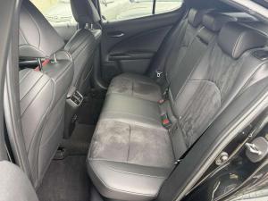 Black Lexus UX 250h 2019 in Vilnius, with an engine capacity of 1.99 L and mileage of 63 thousand km for 23700 €, photo 19 on AUTOMOTO.COM.LV