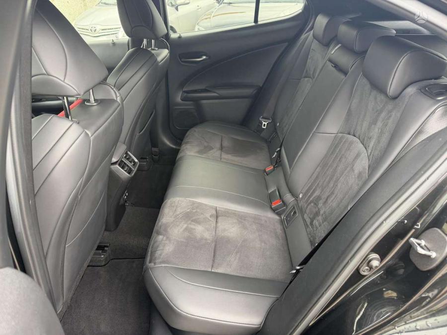 Black Lexus UX 250h 2019 in Vilnius, with an engine capacity of 1.99 L and mileage of 63 thousand km for 23700 €, photo 19 on AUTOMOTO.COM.LV
