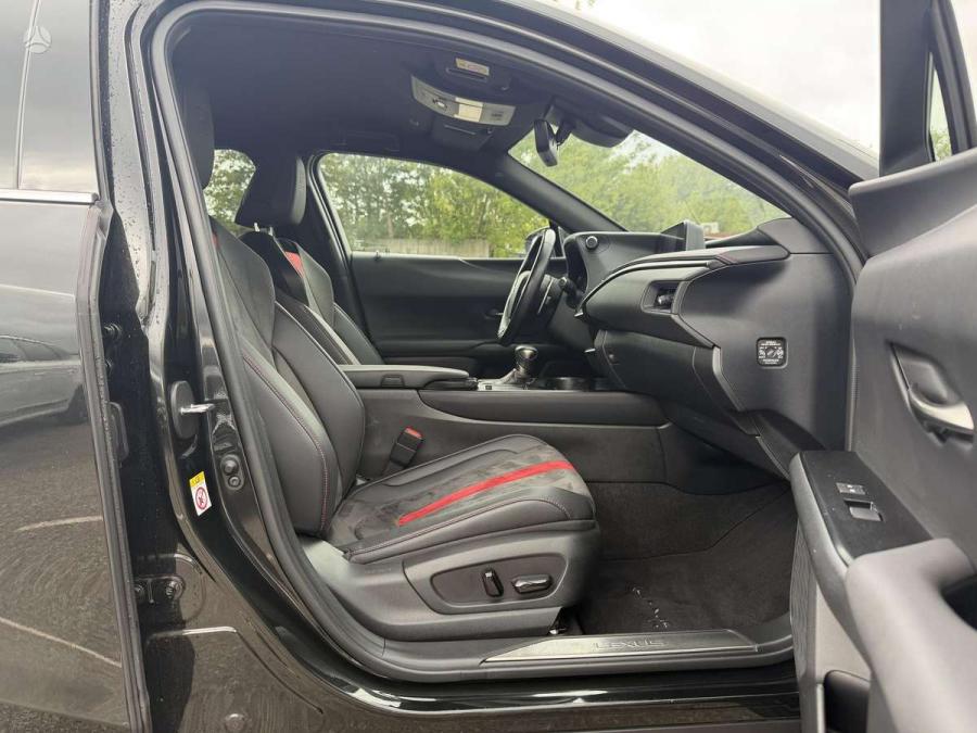 Black Lexus UX 250h 2019 in Vilnius, with an engine capacity of 1.99 L and mileage of 63 thousand km for 23700 €, photo 24 on AUTOMOTO.COM.LV
