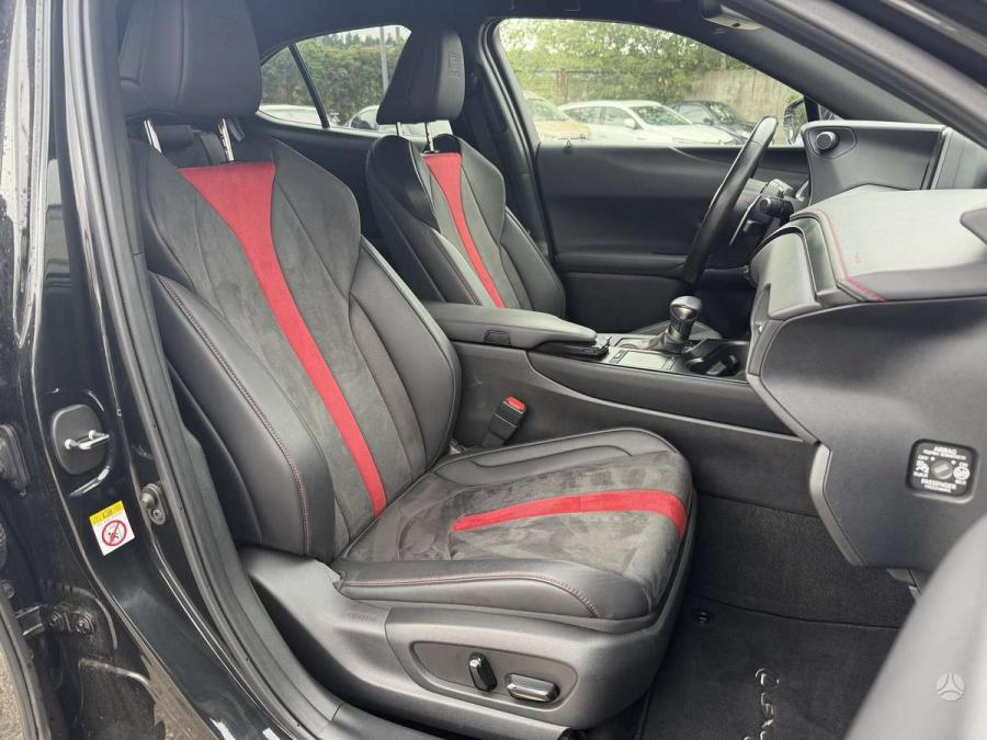 Black Lexus UX 250h 2019 in Vilnius, with an engine capacity of 1.99 L and mileage of 63 thousand km for 23700 €, photo 25 on AUTOMOTO.COM.LV