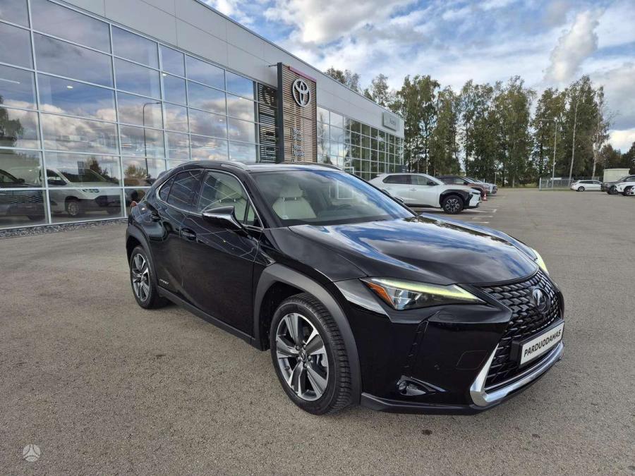 Black Lexus UX 250h 2019 in Panevezys, with an engine capacity of 1.99 L and mileage of 115 thousand km for 23800 €, photo 4 on AUTOMOTO.COM.LV
