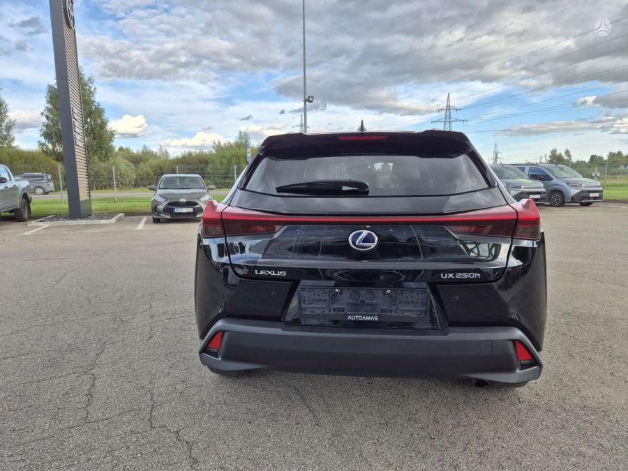 Black Lexus UX 250h 2019 in Panevezys, with an engine capacity of 1.99 L and mileage of 115 thousand km for 23800 €, photo 6 on AUTOMOTO.COM.LV