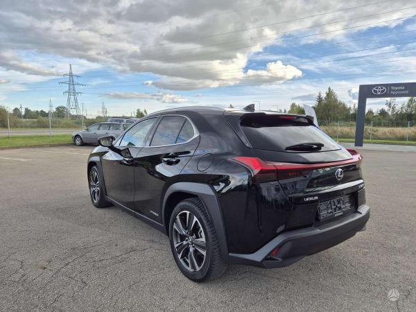 Melns Lexus UX 250h 2019 Panevēža, ar dzinēja tilpumu 1.99 L un nobraukumu 115 tūkst. km par 23800 €, foto 7 vietnē AUTOMOTO.COM.LV