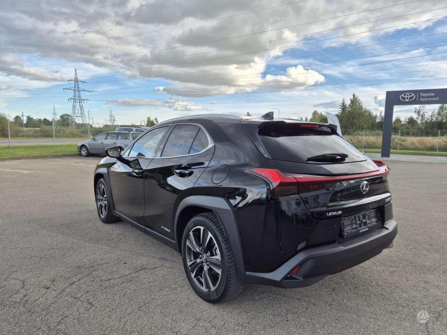 Black Lexus UX 250h 2019 in Panevezys, with an engine capacity of 1.99 L and mileage of 115 thousand km for 23800 €, photo 7 on AUTOMOTO.COM.LV