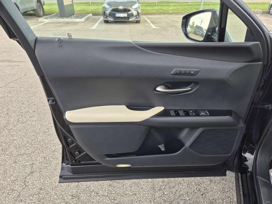 Black Lexus UX 250h 2019 in Panevezys, with an engine capacity of 1.99 L and mileage of 115 thousand km for 23800 €, photo 9 on AUTOMOTO.COM.LV