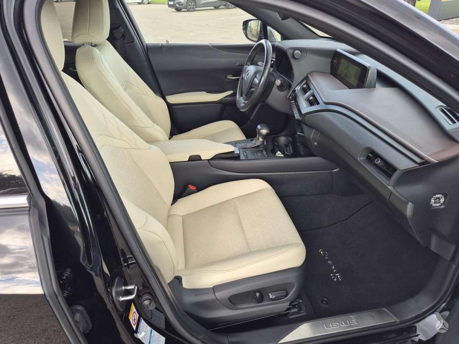 Black Lexus UX 250h 2019 in Panevezys, with an engine capacity of 1.99 L and mileage of 115 thousand km for 23800 €, photo 16 on AUTOMOTO.COM.LV
