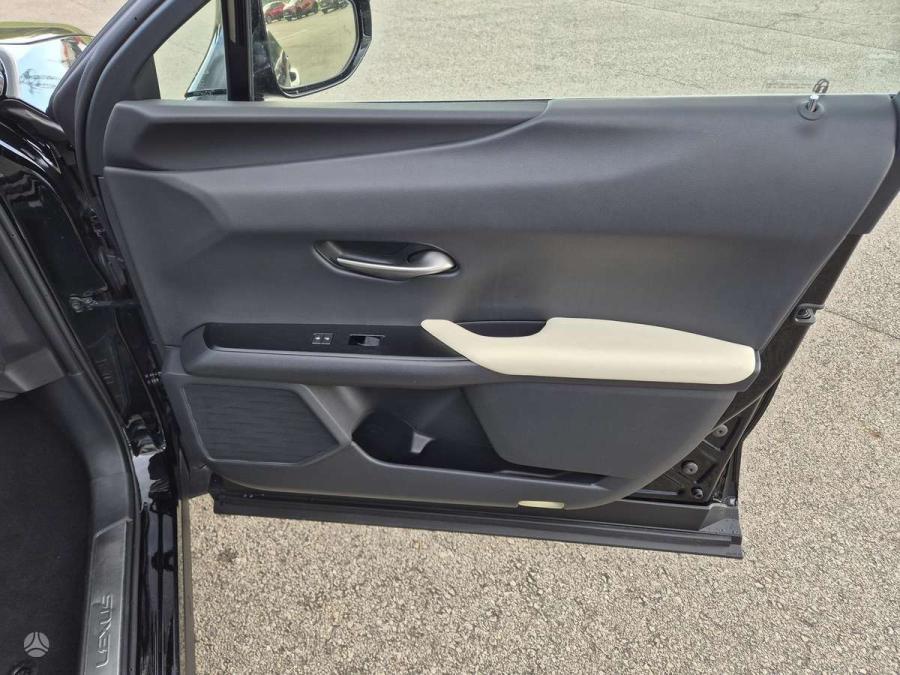 Black Lexus UX 250h 2019 in Panevezys, with an engine capacity of 1.99 L and mileage of 115 thousand km for 23800 €, photo 29 on AUTOMOTO.COM.LV