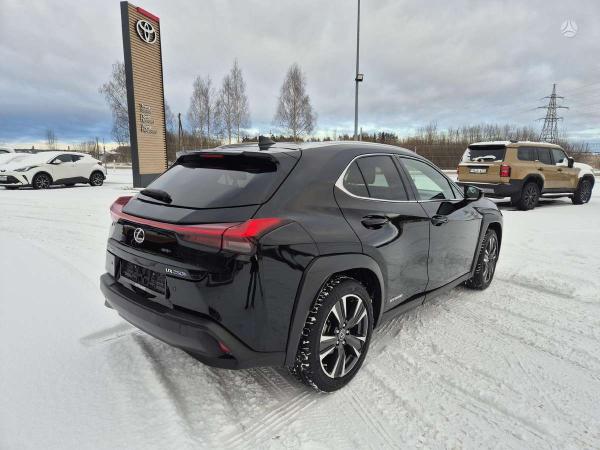 Black Lexus UX 250h 2020 in Panevezys, with an engine capacity of 1.99 L and mileage of 86 thousand km for 21999 €, photo 4 on AUTOMOTO.COM.LV