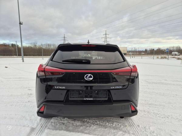 Black Lexus UX 250h 2020 in Panevezys, with an engine capacity of 1.99 L and mileage of 86 thousand km for 21999 €, photo 5 on AUTOMOTO.COM.LV