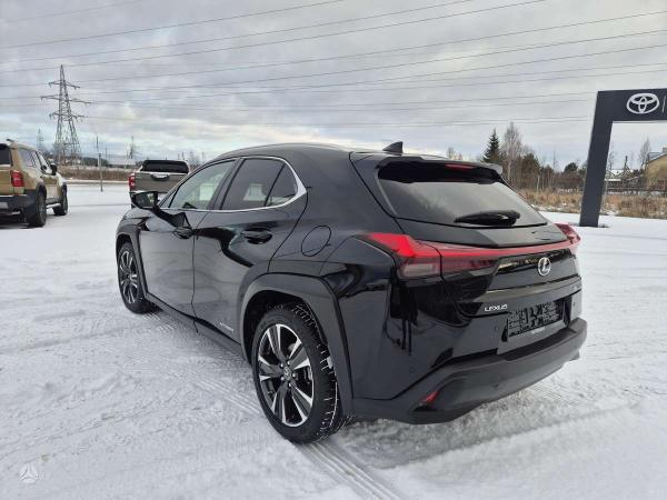 Black Lexus UX 250h 2020 in Panevezys, with an engine capacity of 1.99 L and mileage of 86 thousand km for 21999 €, photo 6 on AUTOMOTO.COM.LV