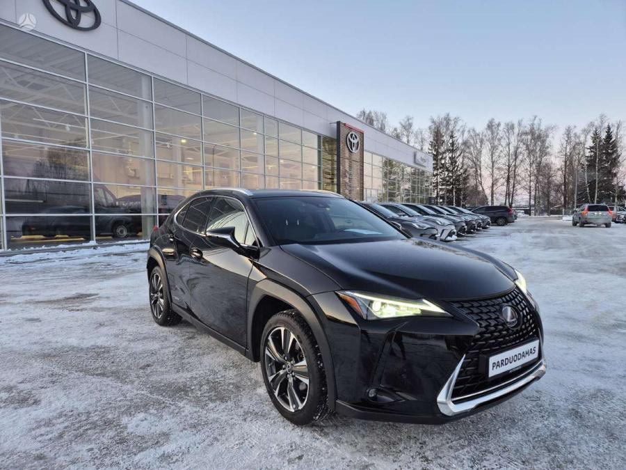 Black Lexus UX 250h 2020 in Panevezys, with an engine capacity of 1.99 L and mileage of 86 thousand km for 21900 €, photo 3 on AUTOMOTO.COM.LV